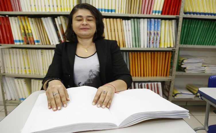 Braile é um dos meios de inclusão e acesso de pessoas ao mercado do ...