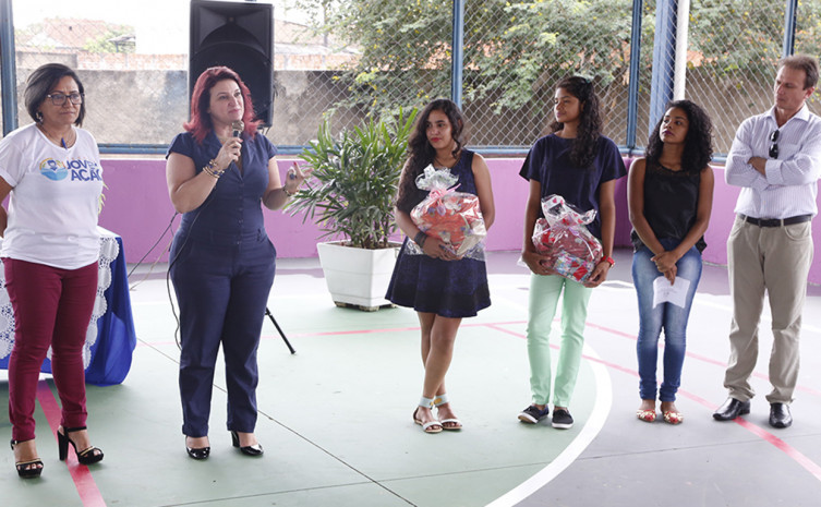 Professora Wanessa Sechim participa de homenagem a alunos de unidade da ...