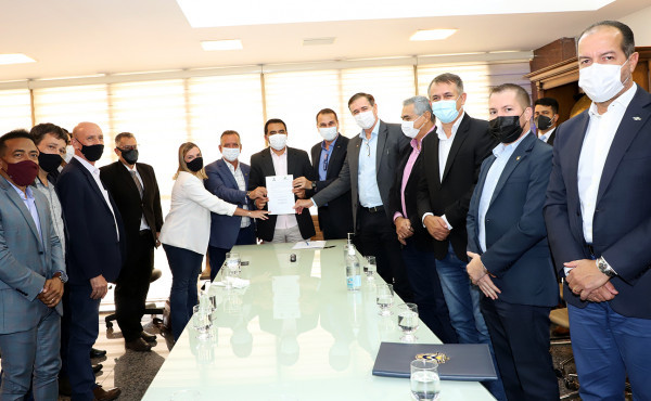 Em reunião com o governador Wanderlei Barbosa, presidente do Basa ...