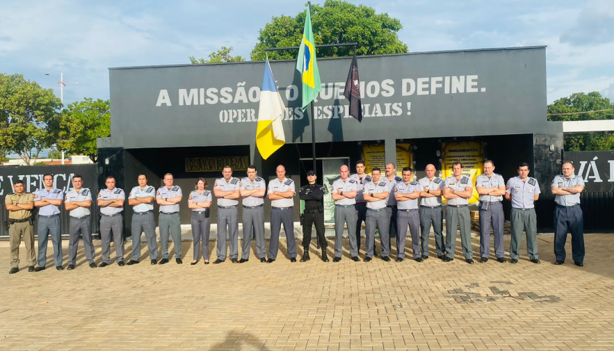 Policiais militares do Curso de Aperfeiçoamento de Oficiais da PM de ...
