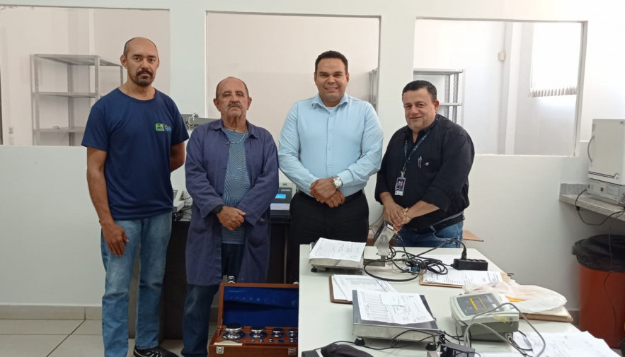 Pesos e balanças da Agência de Metrologia são calibrados pelo ...