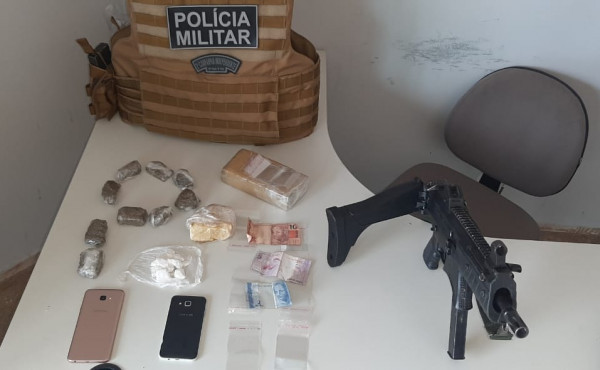 Mulher é presa por policiais militares em natividade, após denuncias de ... Mulher é presa por policiais militares em natividade, após denuncias de ...
